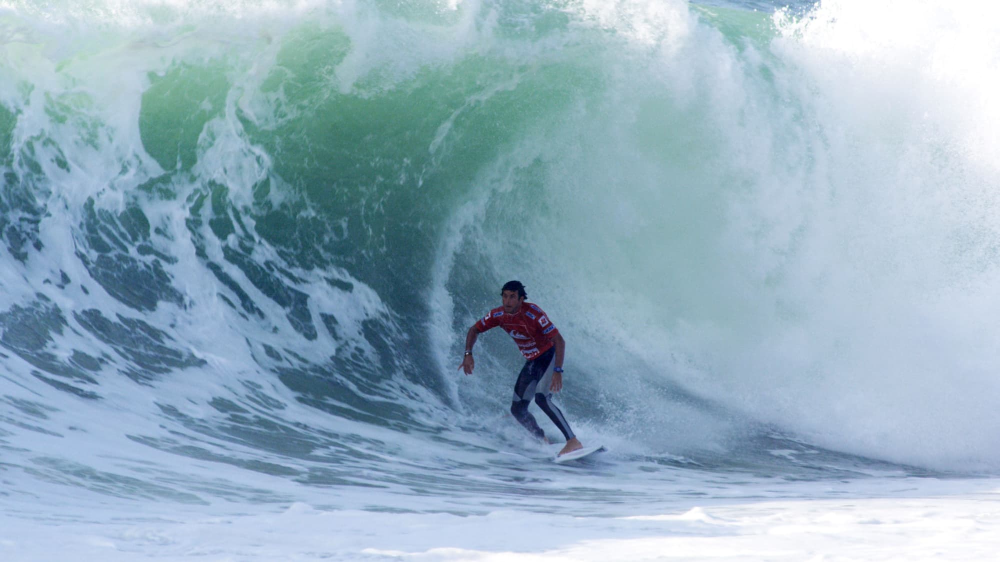 Dos au mur sur Canal+ Docs : le combat du surfeur Jérémy Florès contre ...
