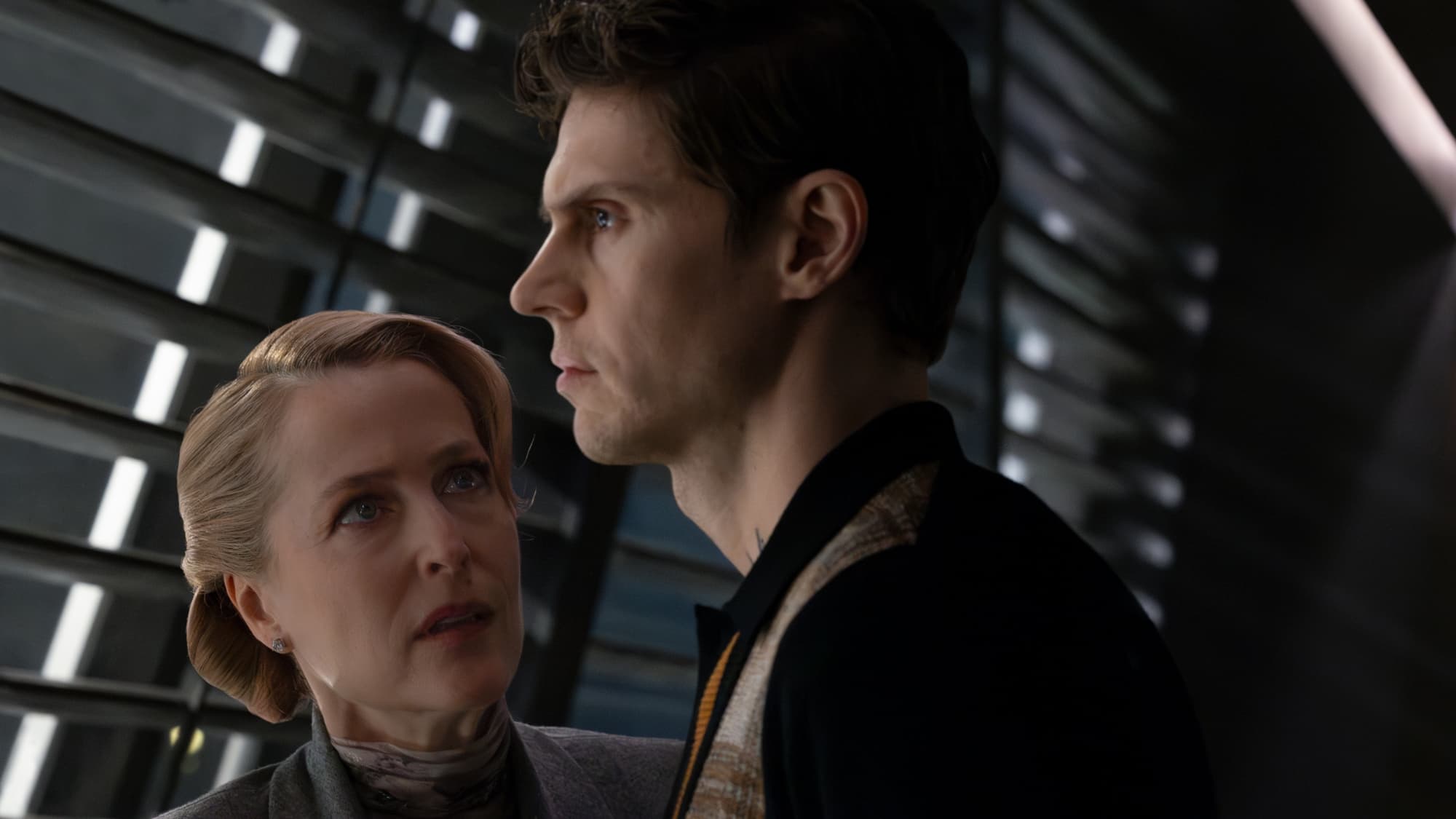 Tron Ares : Evan Peters et Gillian Anderson nous parlent nostalgie et ...