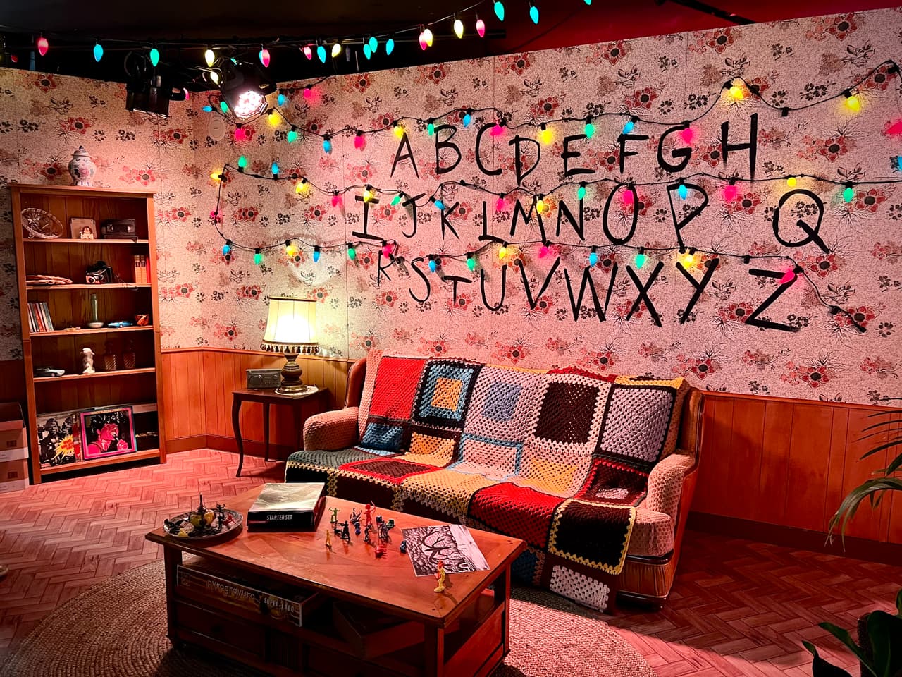 En images : un pop-up store Stranger Things ouvre ses portes à Paris ...