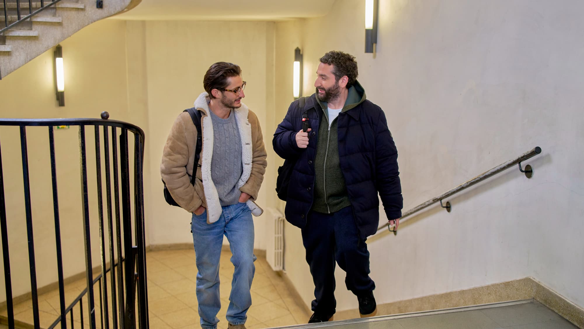 La Grande Classe : Mouloud Achour reçoit Pierre Niney pour la première ...