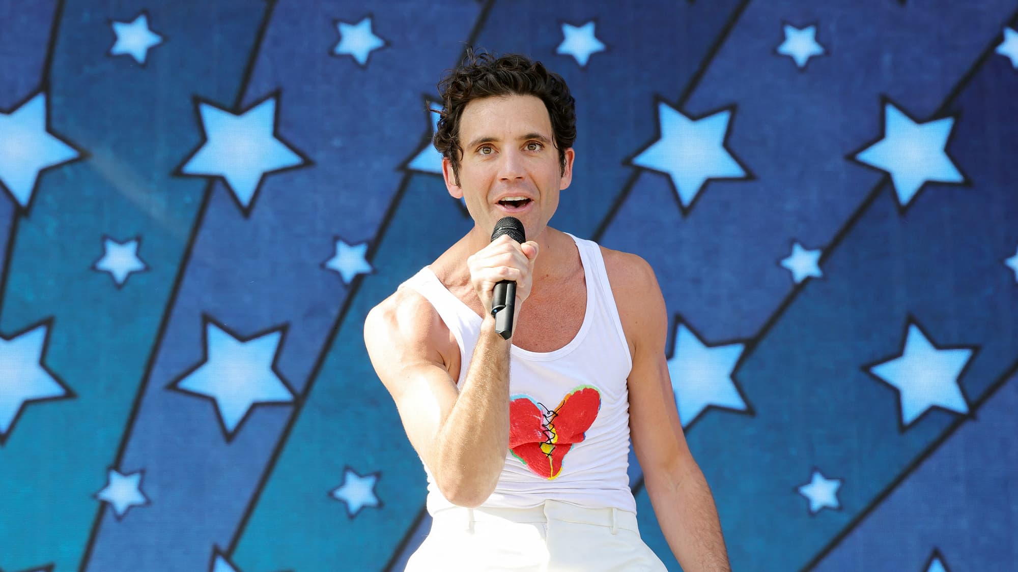 Mika : découvrez le clip de sa chanson dédiée à Jane Birkin | SFR ACTUS