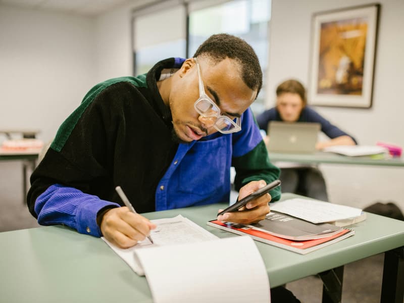 Comment prévenir la cybercinétose, le mal des écrans ? | SFR ACTUS