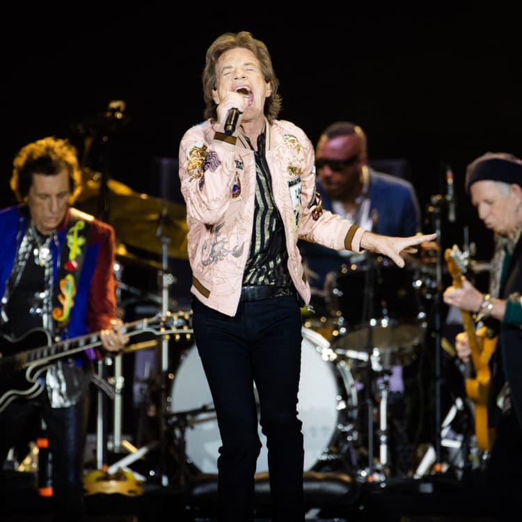 Les Rolling Stones bientôt de retour... avec les Beatles ? | SFR ACTUS Les Rolling Stones bientôt de retour... avec les Beatles ? | SFR ACTUS
