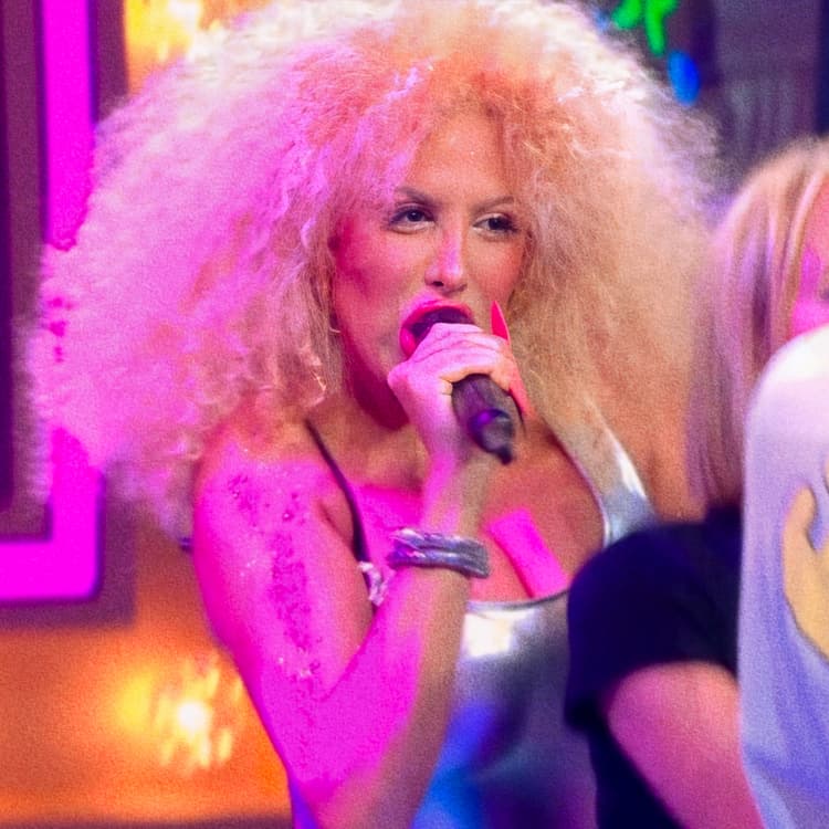 Afida Turner transforme "La barbichette" en tube dans "LOL : qui rit ...