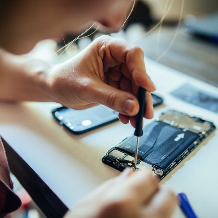 Quels sont les smartphones les plus faciles à réparer soi-même ? | SFR ...