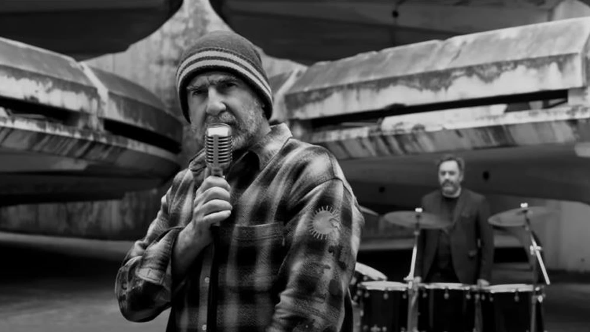 Éric Cantona se lance dans la chanson, découvrez son premier single ...